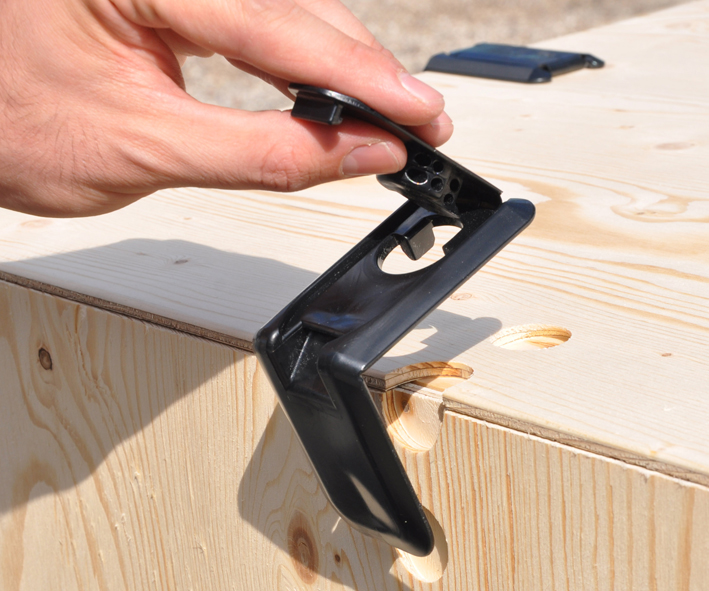 WorldStar Winner: Clip-Lok crate with finger-releasable plastic clips